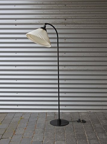 Kinnerup Antik & Porcelæn - Le Klint * * Standerlampe m/sort fod