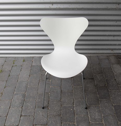 Kinnerup Antik & Porcelæn - Arne Jacobsen * Hvide 7ér stole