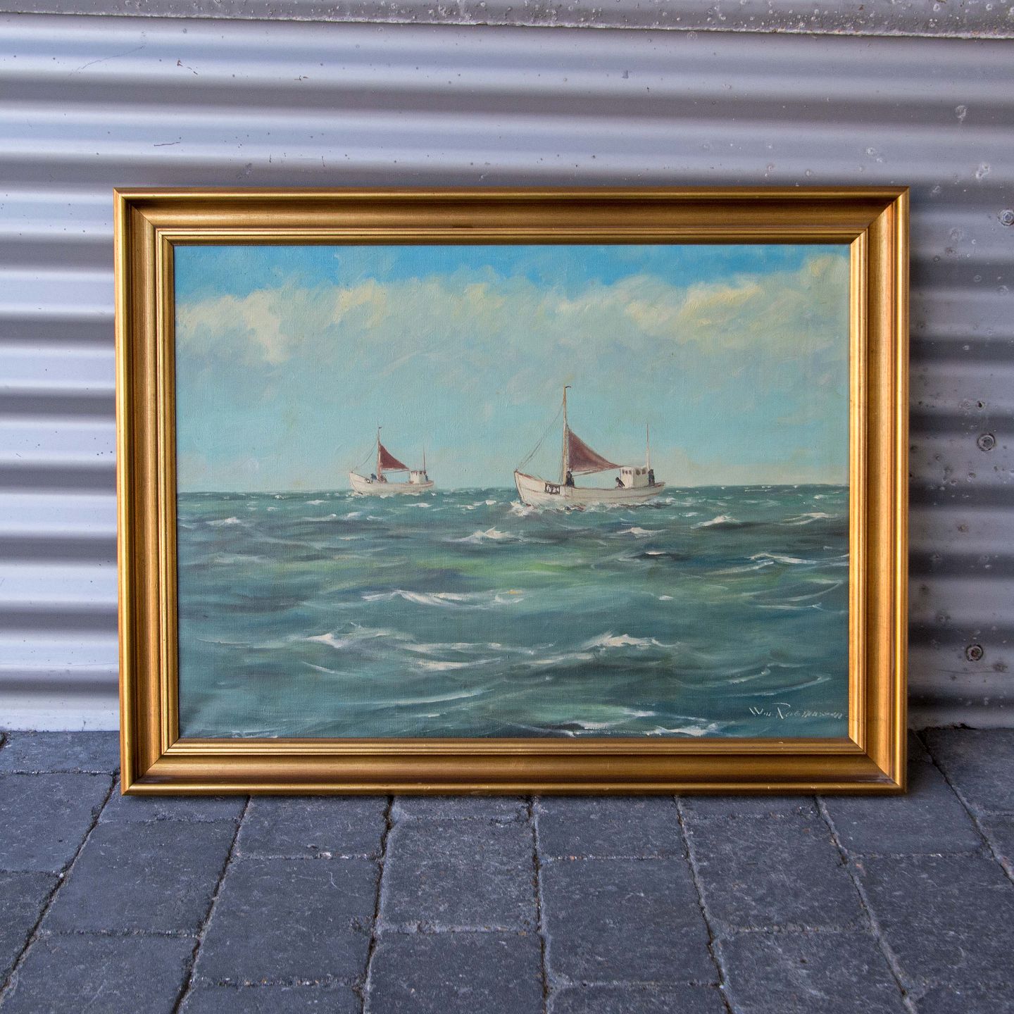 Kinnerup Antik & Porcelæn - William Rasmussen * To træbåde på hav * Maleri