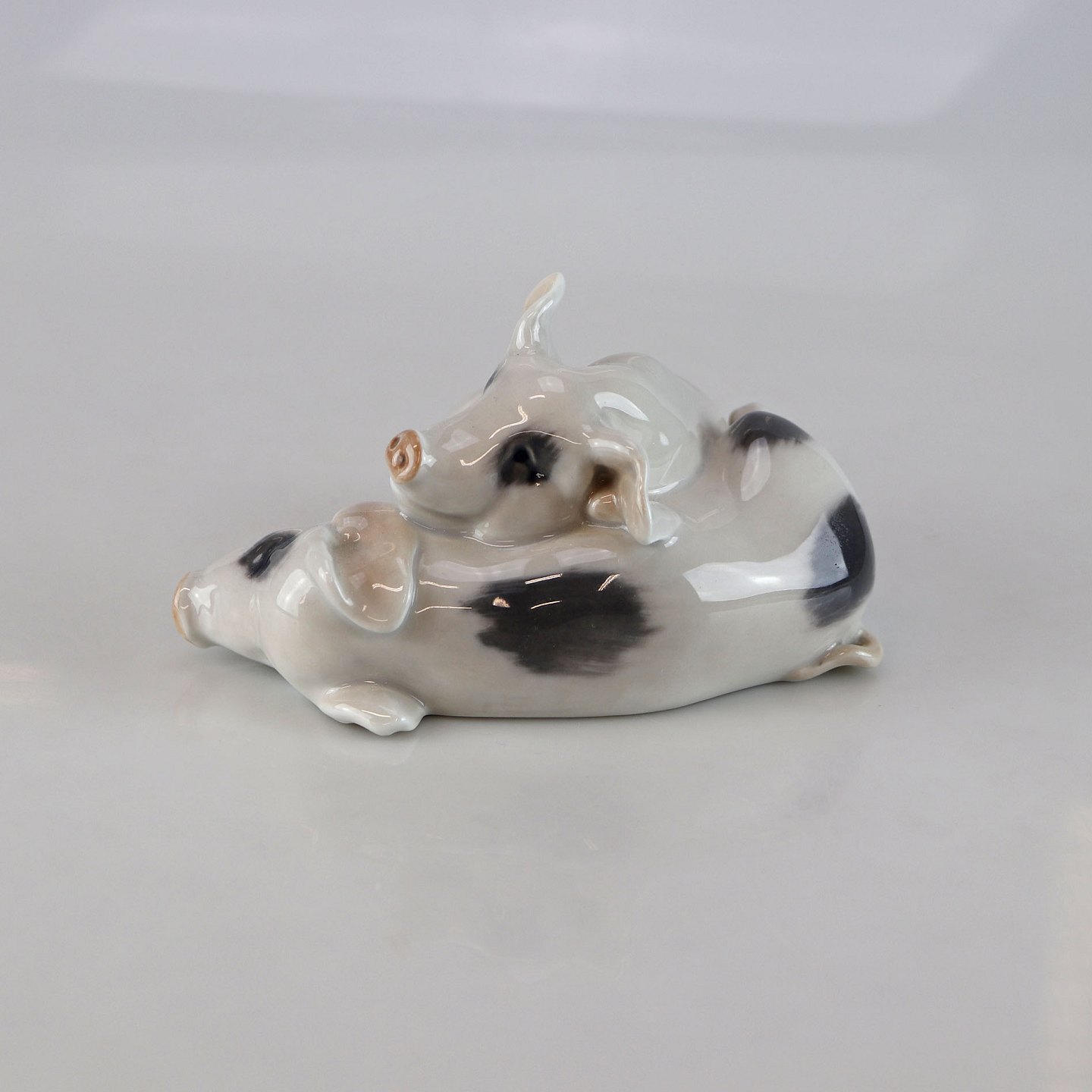 Kinnerup Antik Porcel n RC 683 Brogede Grise Figur